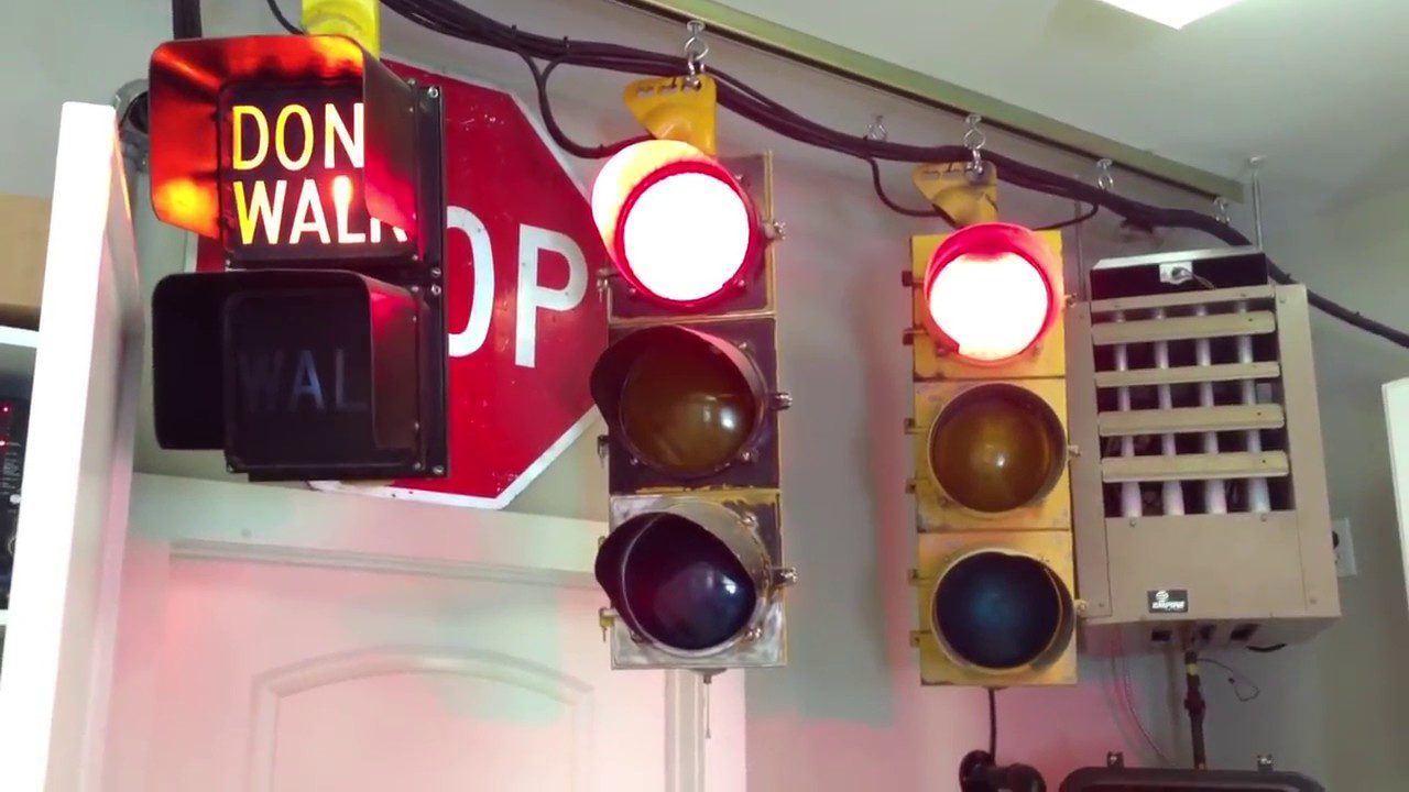 Video Thumbnail: Shop Traffic Signals | How Traffic Lights Work - FroggyAds